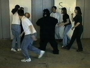 Lesson 10 Invisible Gorilla 【7】: ついてるレオさん"Happy English School"